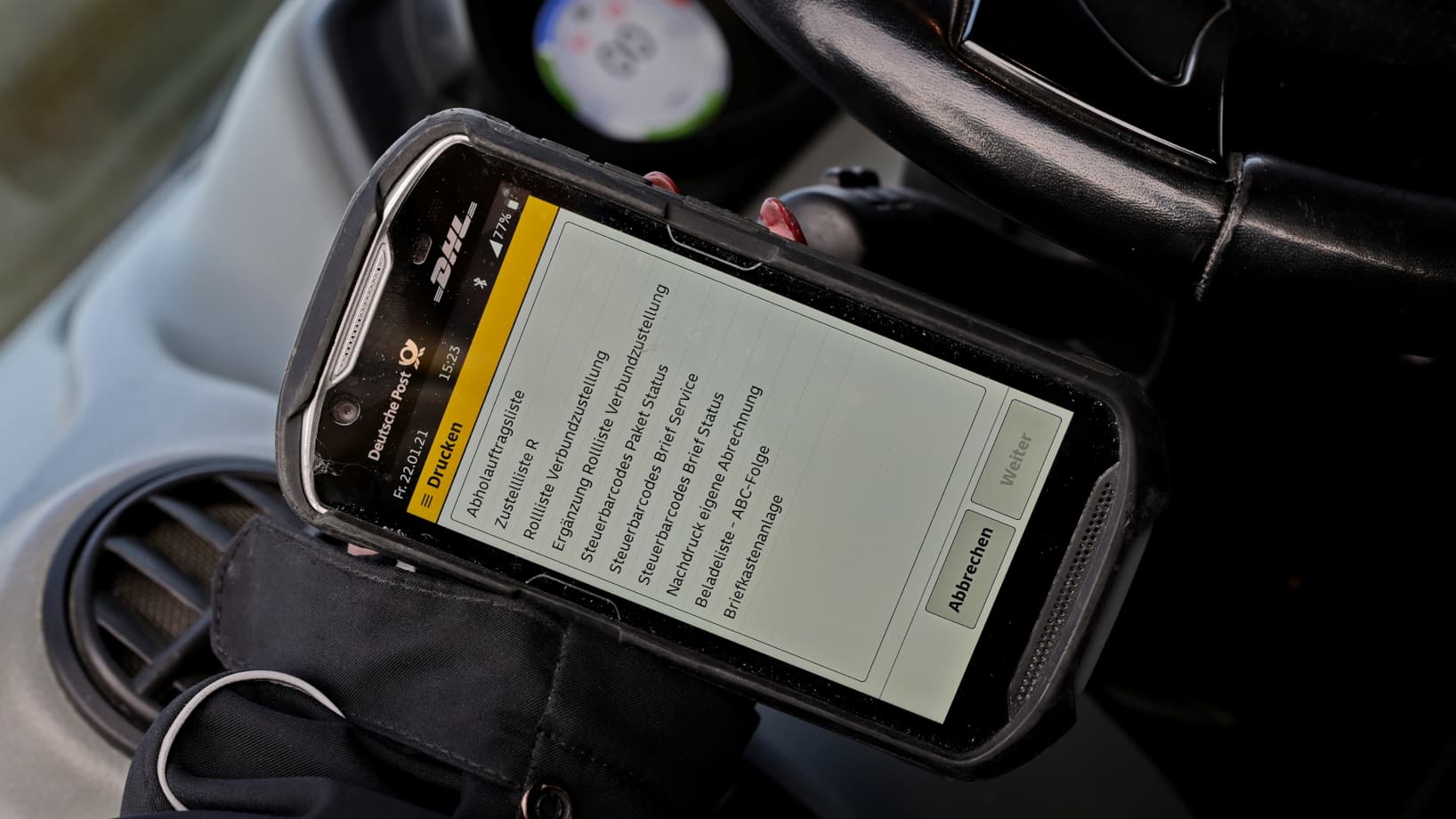 Darf Paketauslieferungsfahrer einen Scanner während der Fahrt bedienen ...