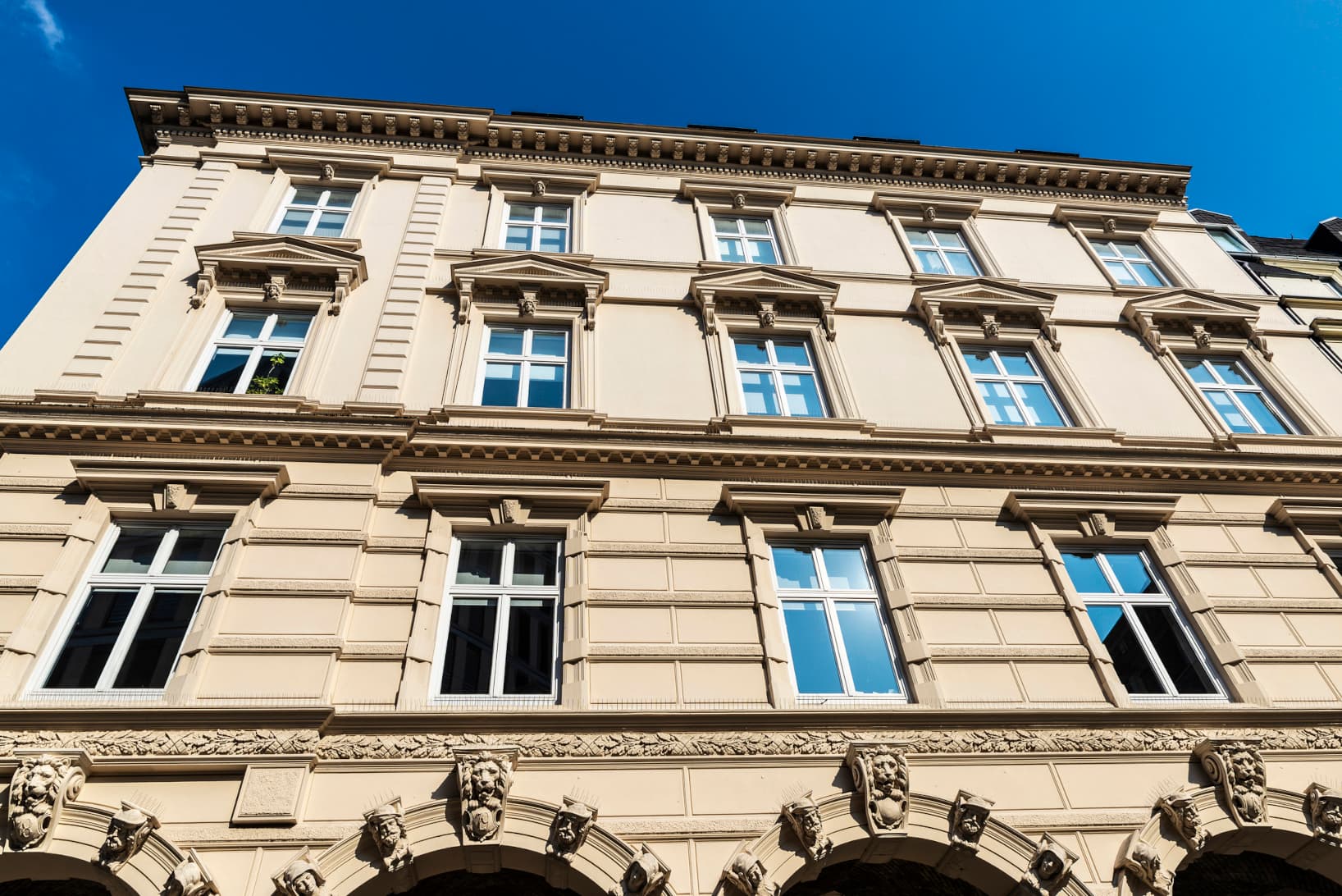 Gefahrenabwehr bei lockerem Gesims | WEKA