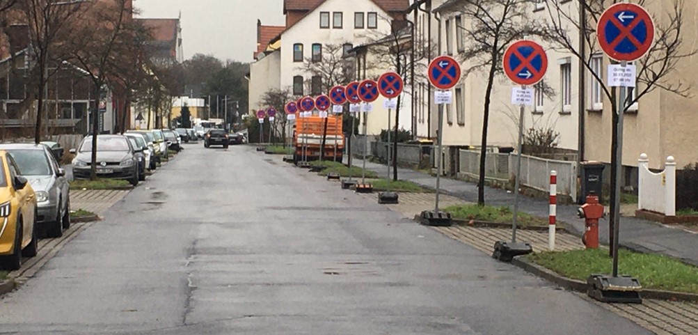14 Verkehrszeichen auf 100 m: Beschilderung nach StVO? | WEKA